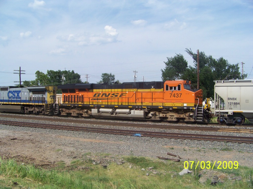 BNSF ES44DC 7437